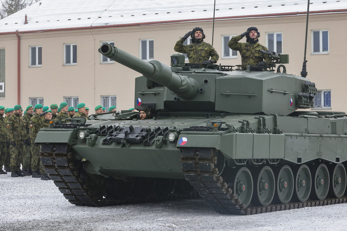 AČR převzala první tank Leopard 2A4 :: Militarybox-store
